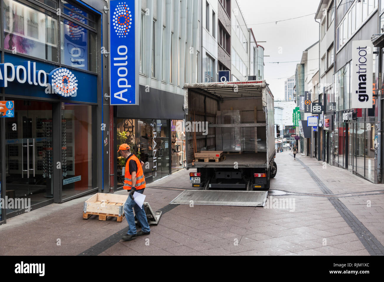 Spedition delivers bulky goods in the pedestrian zone Stock Photo - Alamy
