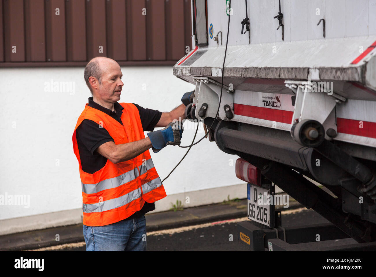 Load securing hi-res stock photography and images - Alamy