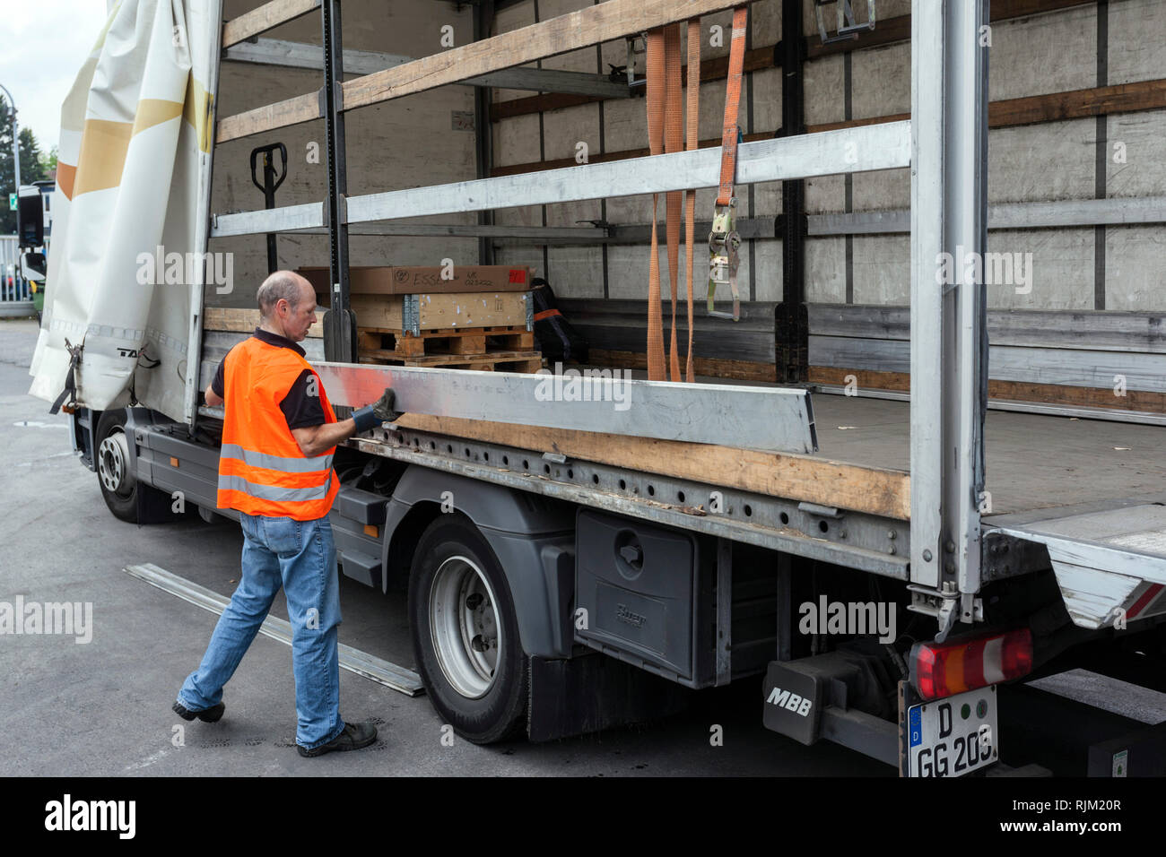 Load restraint hi-res stock photography and images - Alamy