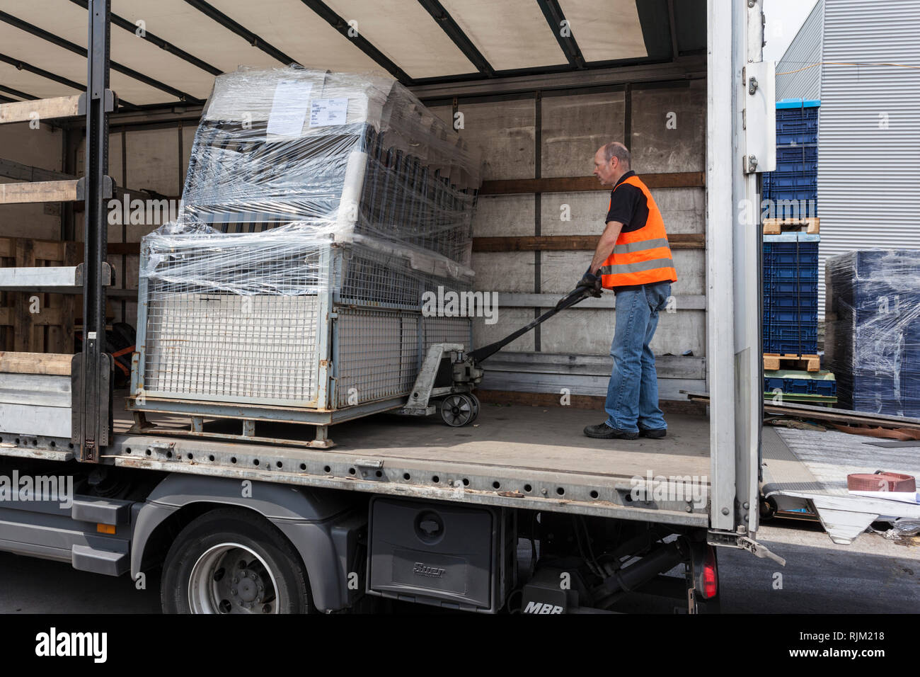 Tail lift unloading hi-res stock photography and images - Alamy