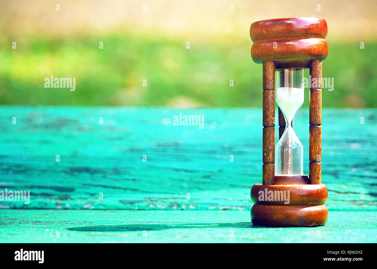 Hourglass loading hi-res stock photography and images - Alamy