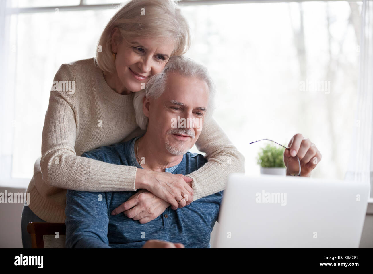 Middle aged couple computer hi-res stock photography and images - Alamy