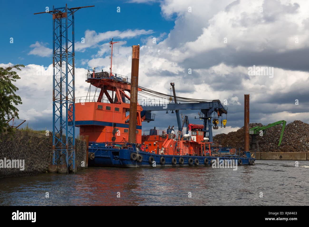 Ship construction crane hi-res stock photography and images - Alamy