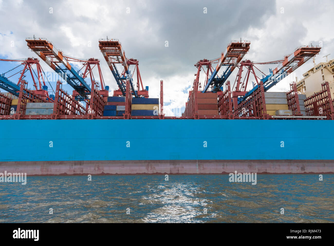 Discharge cranes at work on a container ship Stock Photo - Alamy