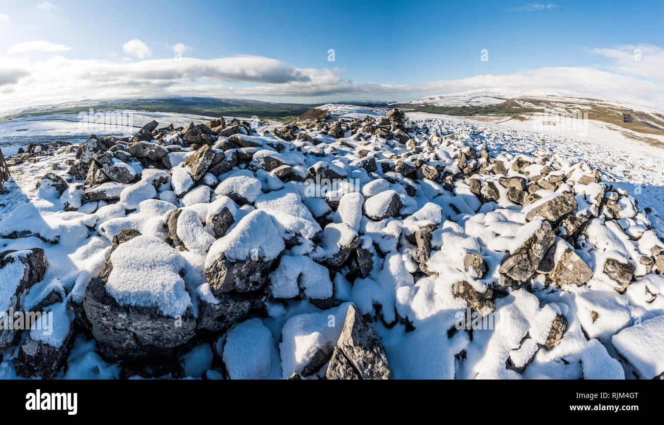Winter landscape and snow covered scenery from Smearsett Scar in the ...