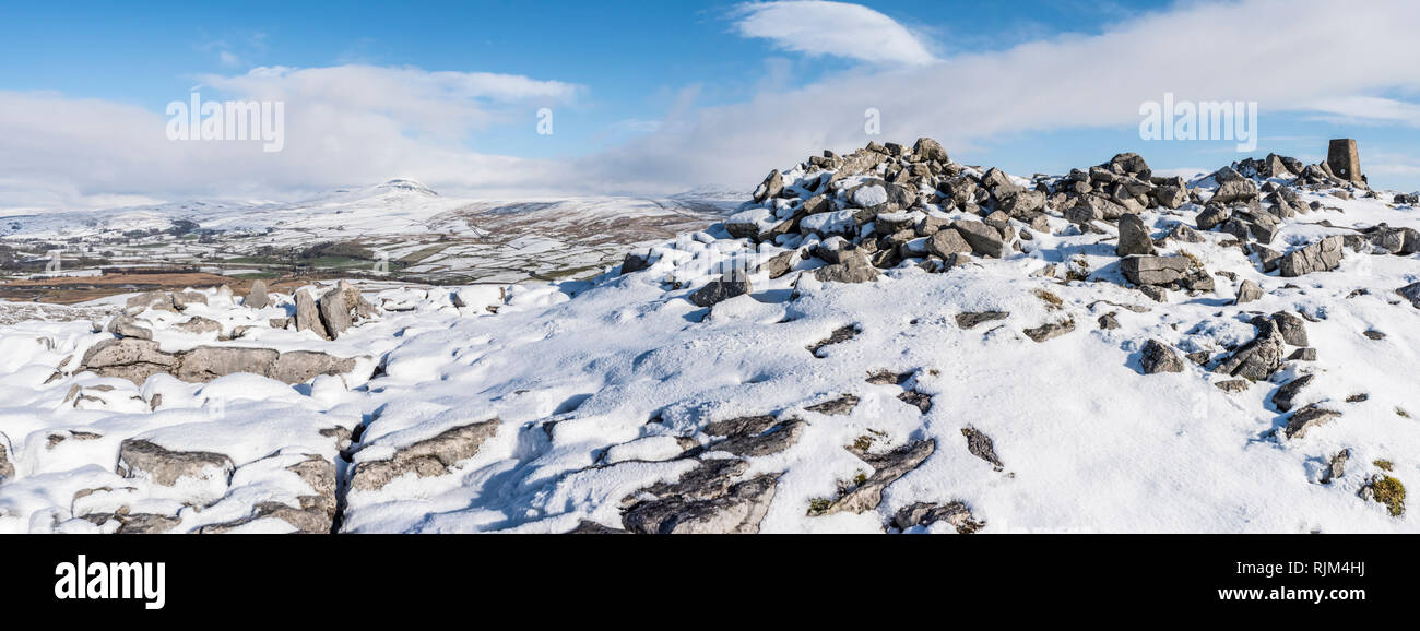 Panoramic snow covered winter landscape from Smearsett Scarr in the ...