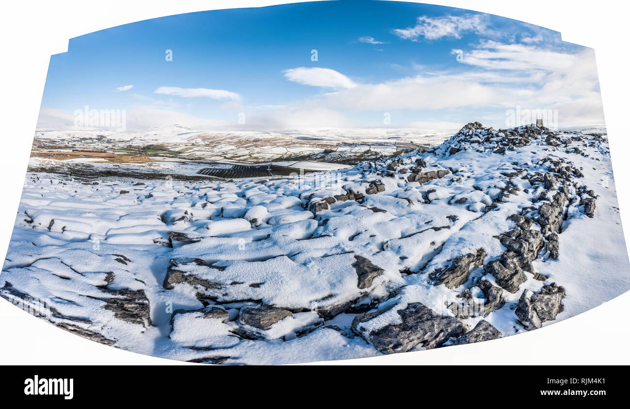 Panoramic snow covered winter landscape from Smearsett Scarr in the ...