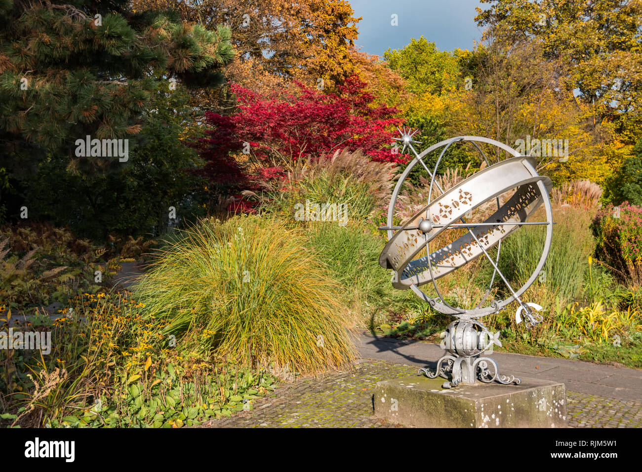 Sundial garden trees plants hi-res stock photography and images - Alamy