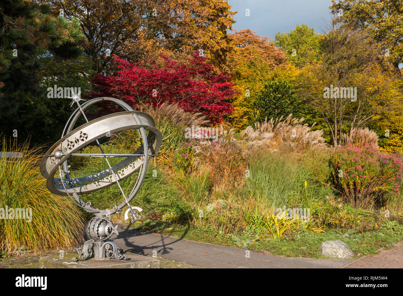 Sundial with plants in autumn in the park Stock Photo - Alamy