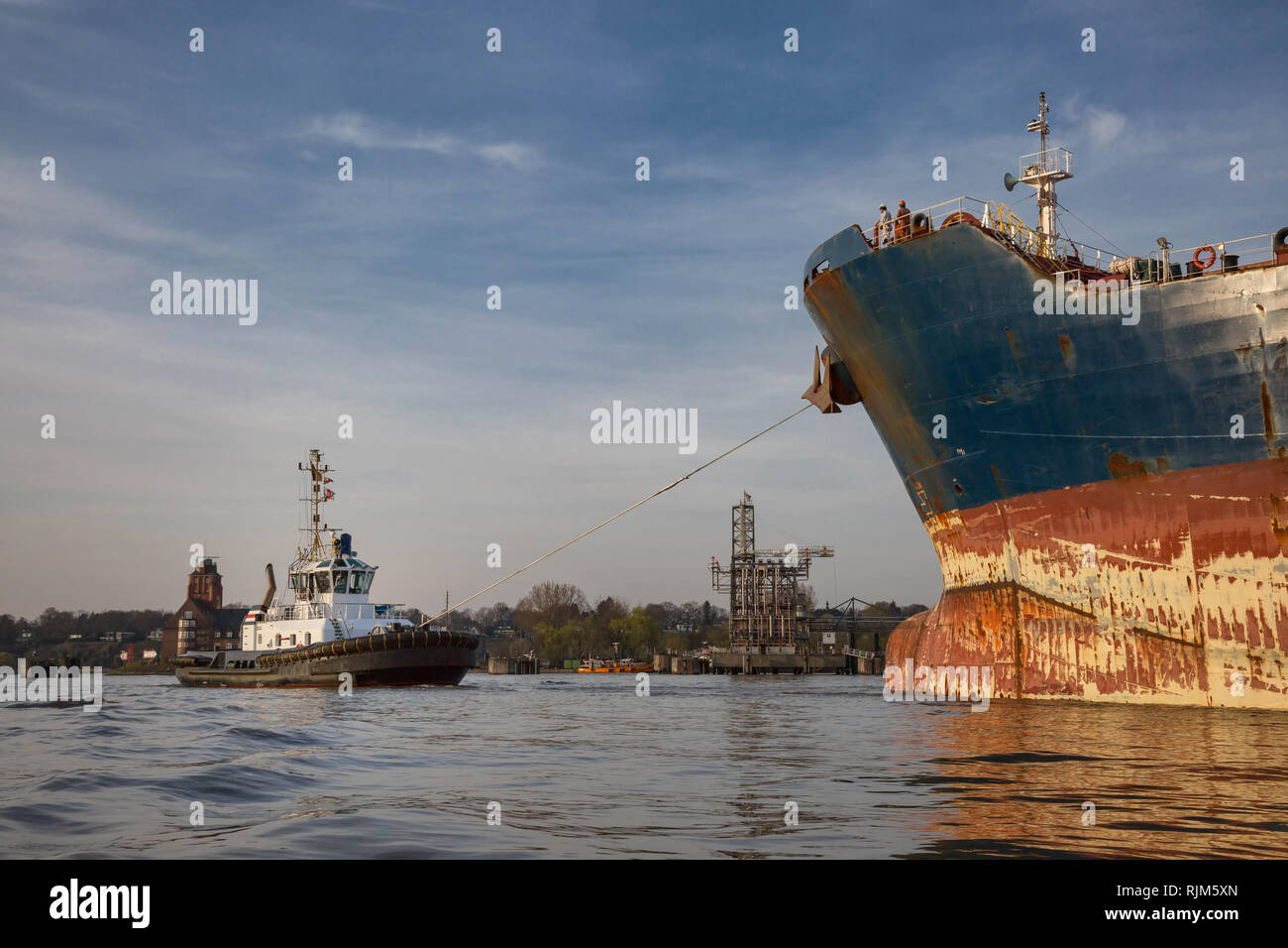Ship maneuver hi-res stock photography and images - Alamy