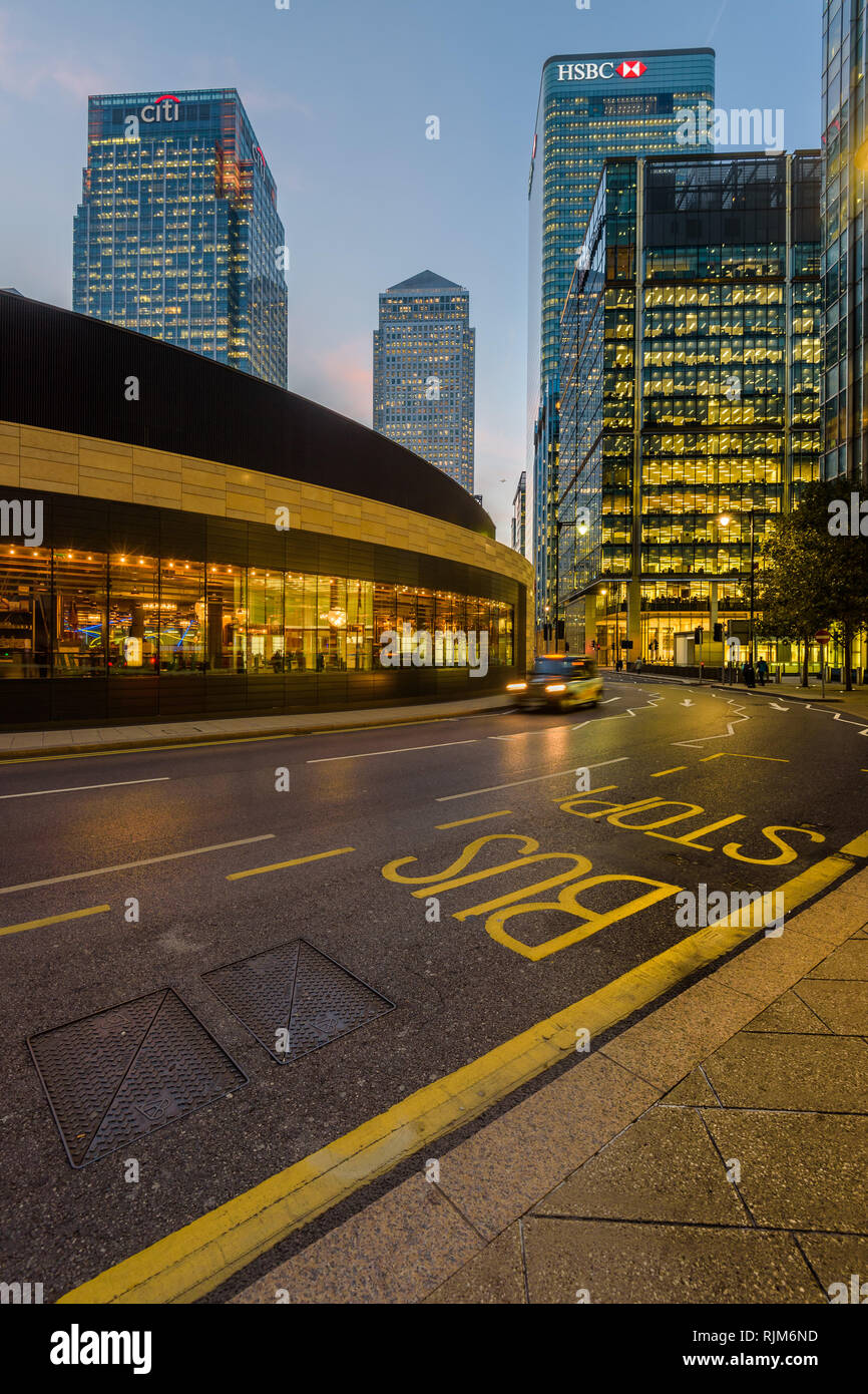 Hsbc building in background hi-res stock photography and images - Alamy