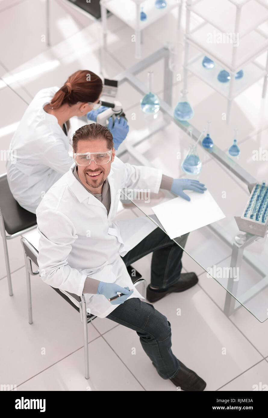 Two young laboratory staff hi-res stock photography and images - Alamy