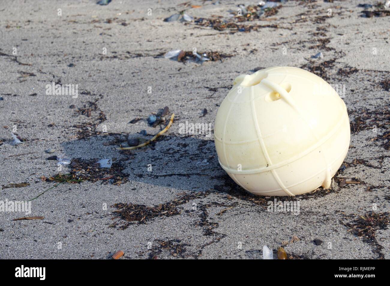 Debris trash pollution flotsam hi-res stock photography and images - Alamy