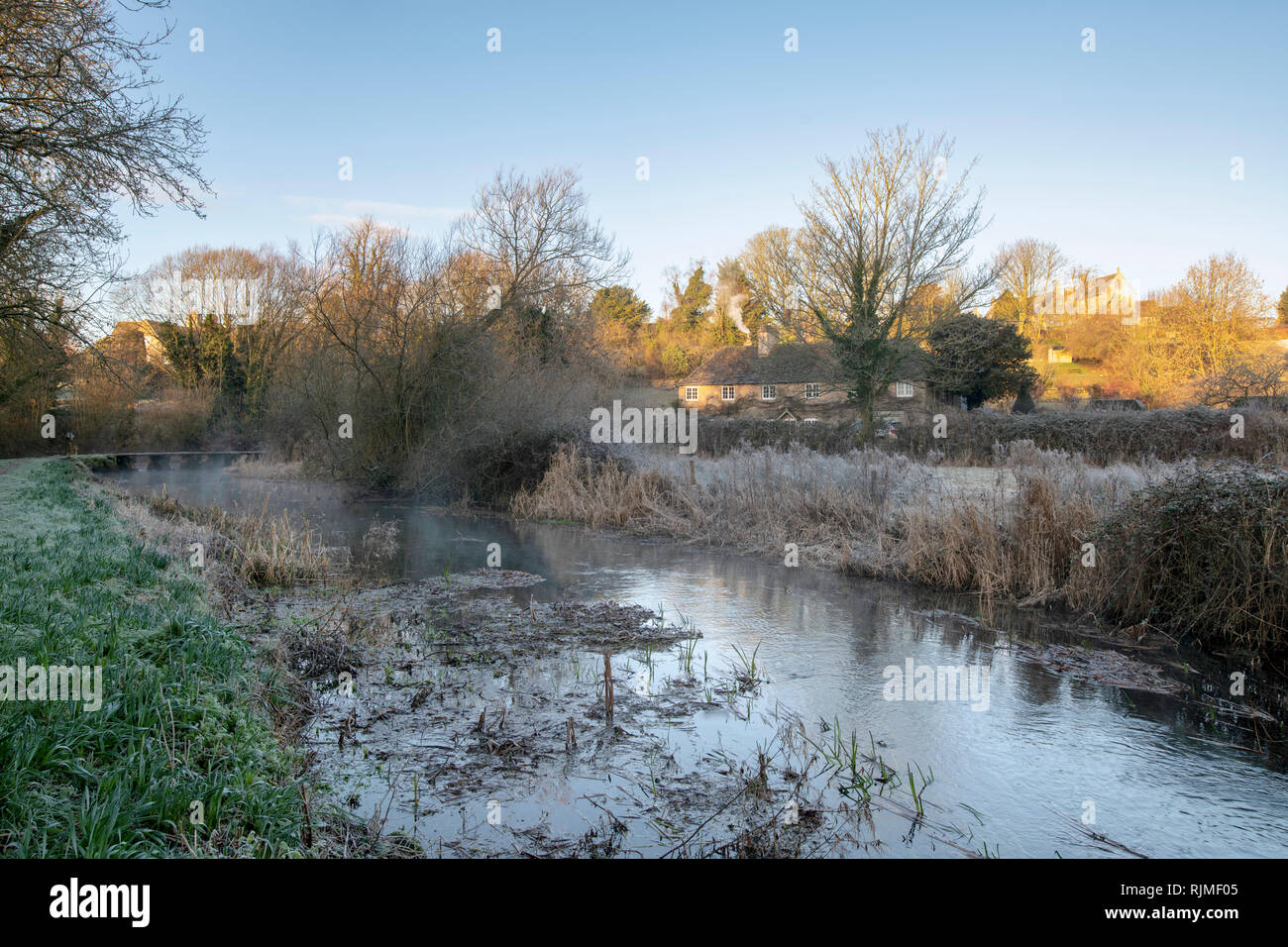 Cotswolds cotswold rivers bridges hi-res stock photography and images ...