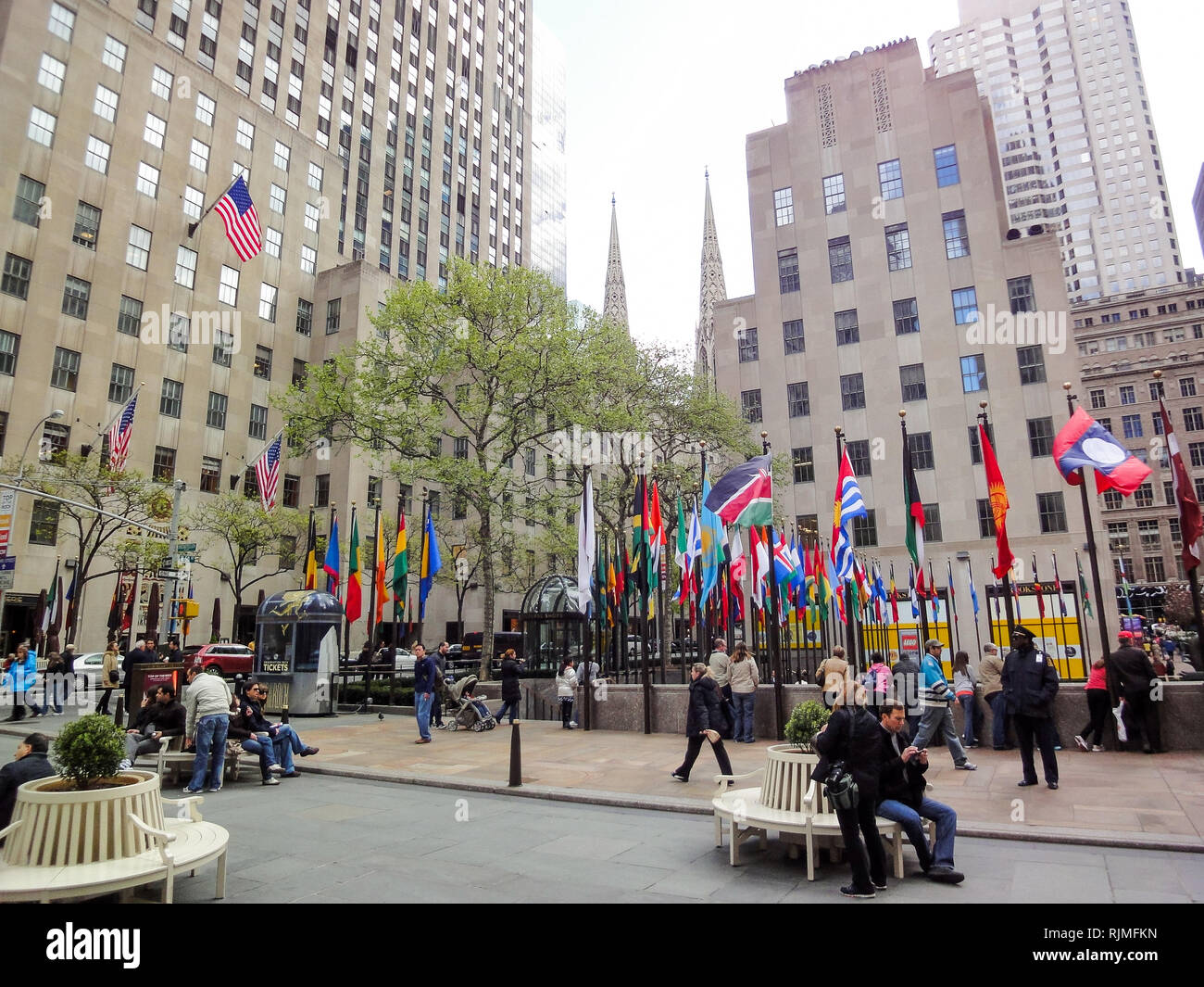 Rockfeller center, 45 Rockefeller Plaza, New-York, USA Stock Photo - Alamy