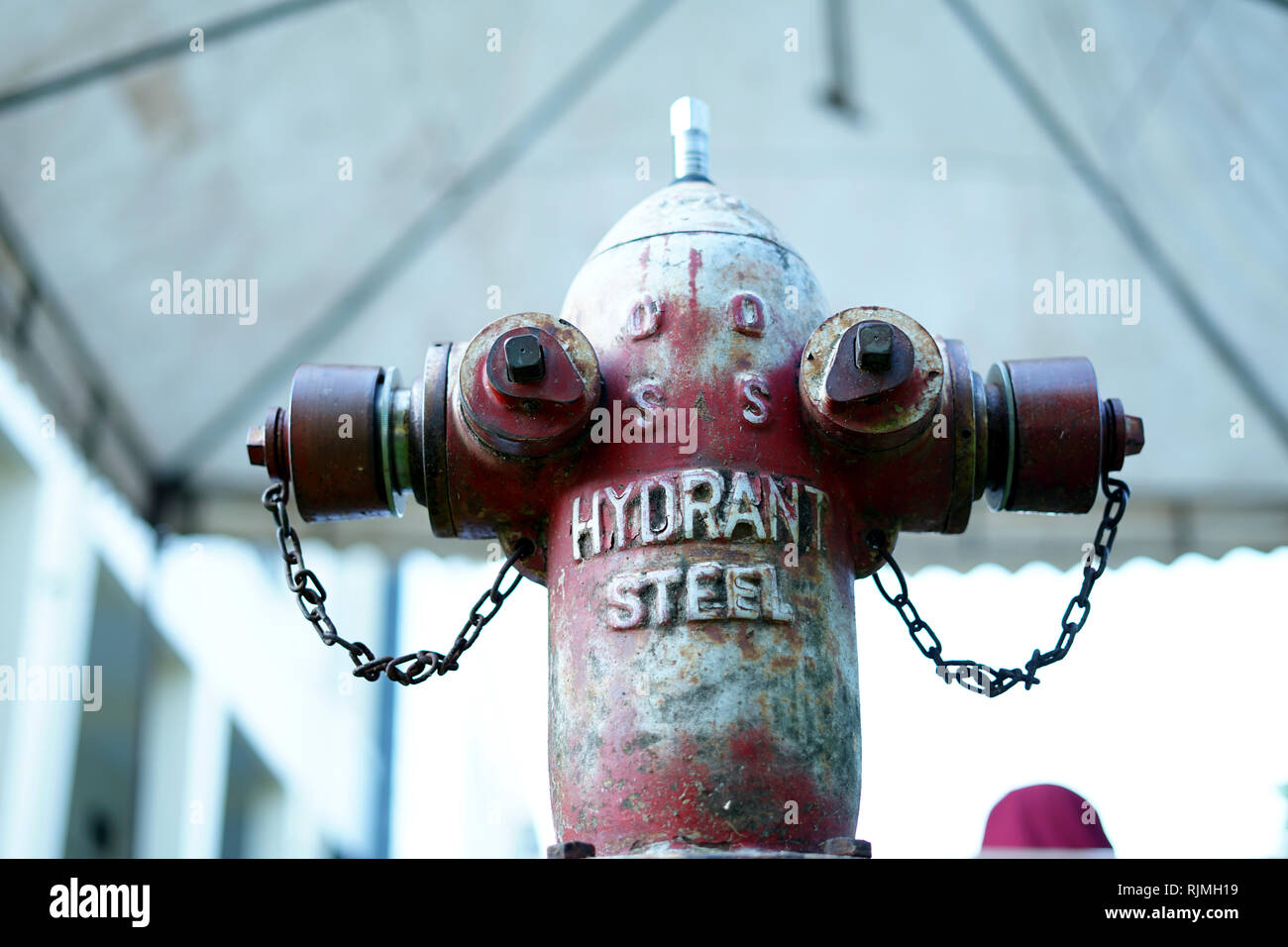 Old Red fire hydran outside building Stock Photo - Alamy