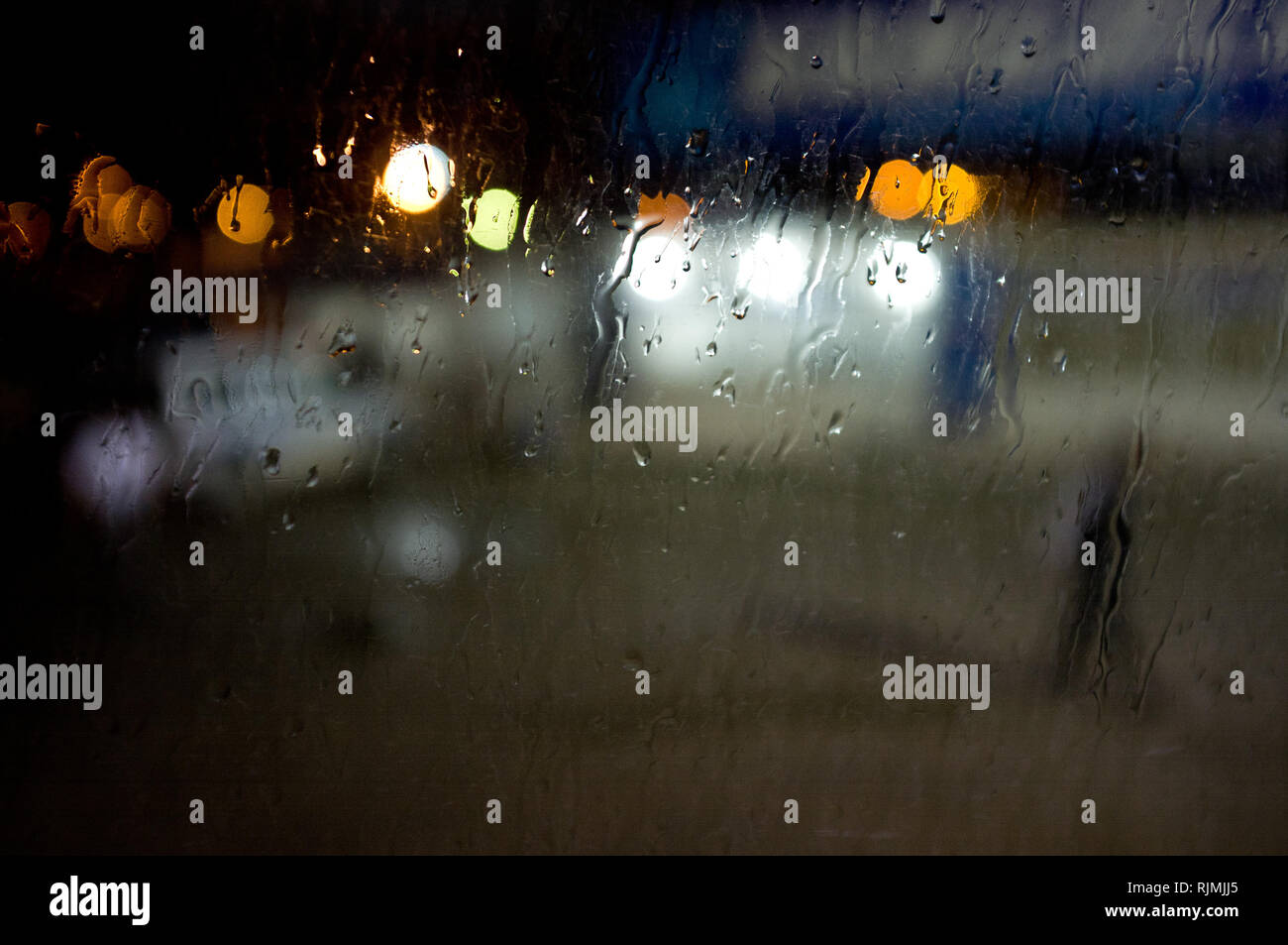 Bus window rain hi-res stock photography and images - Alamy