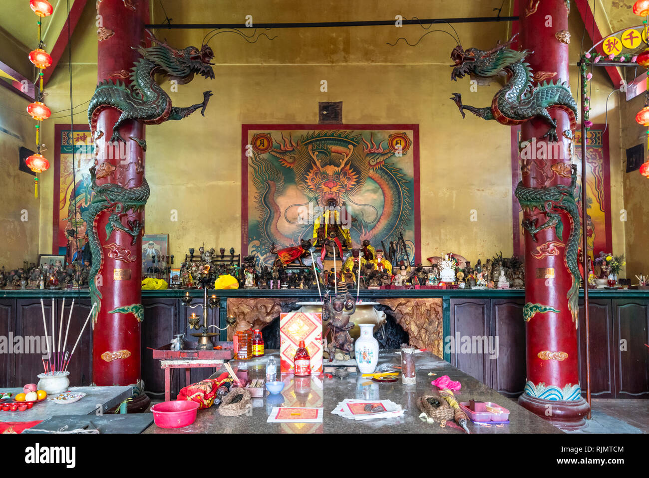 Chinese altar hi-res stock photography and images - Alamy