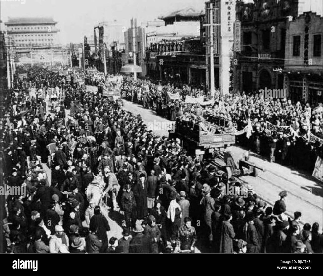 The People's Liberation Army enters Beijing in the Pingjin Campaign ...