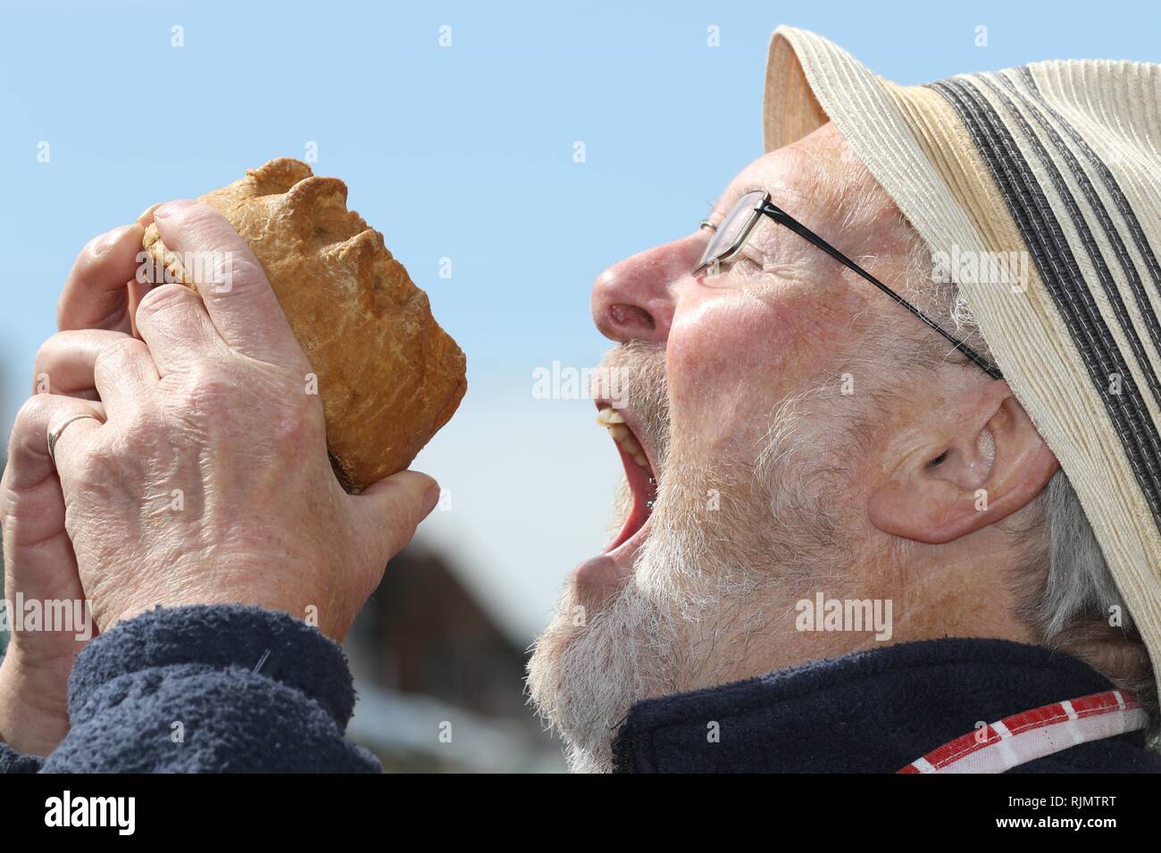 Man eating pie hi-res stock photography and images - Alamy