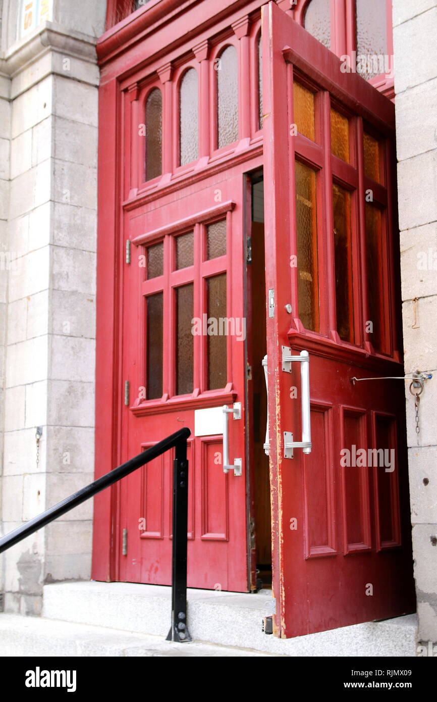Doors open entrance hi-res stock photography and images - Alamy