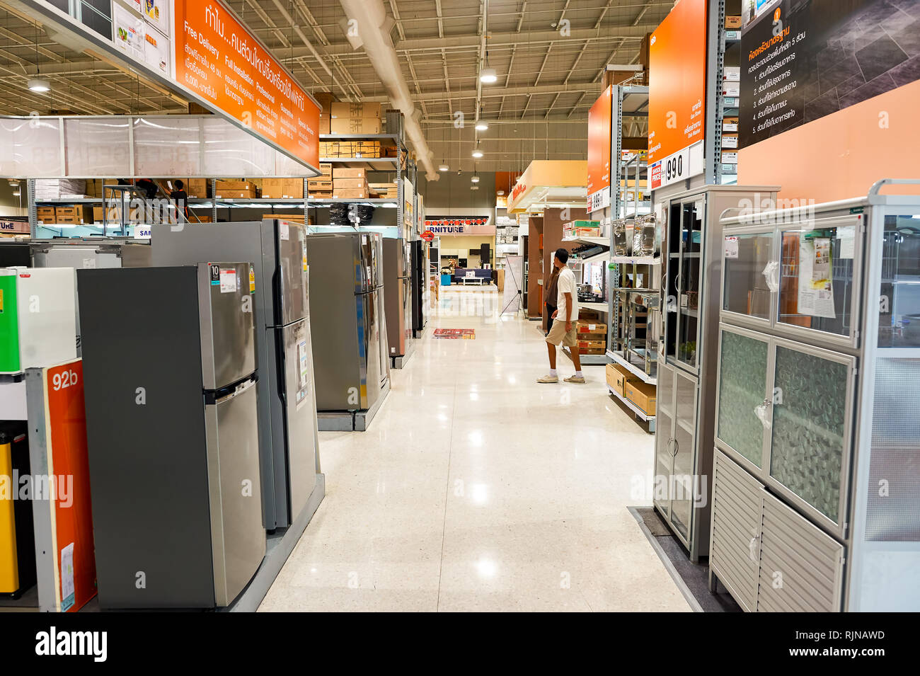 Wide range in supermarket shopping hi-res stock photography and images ...