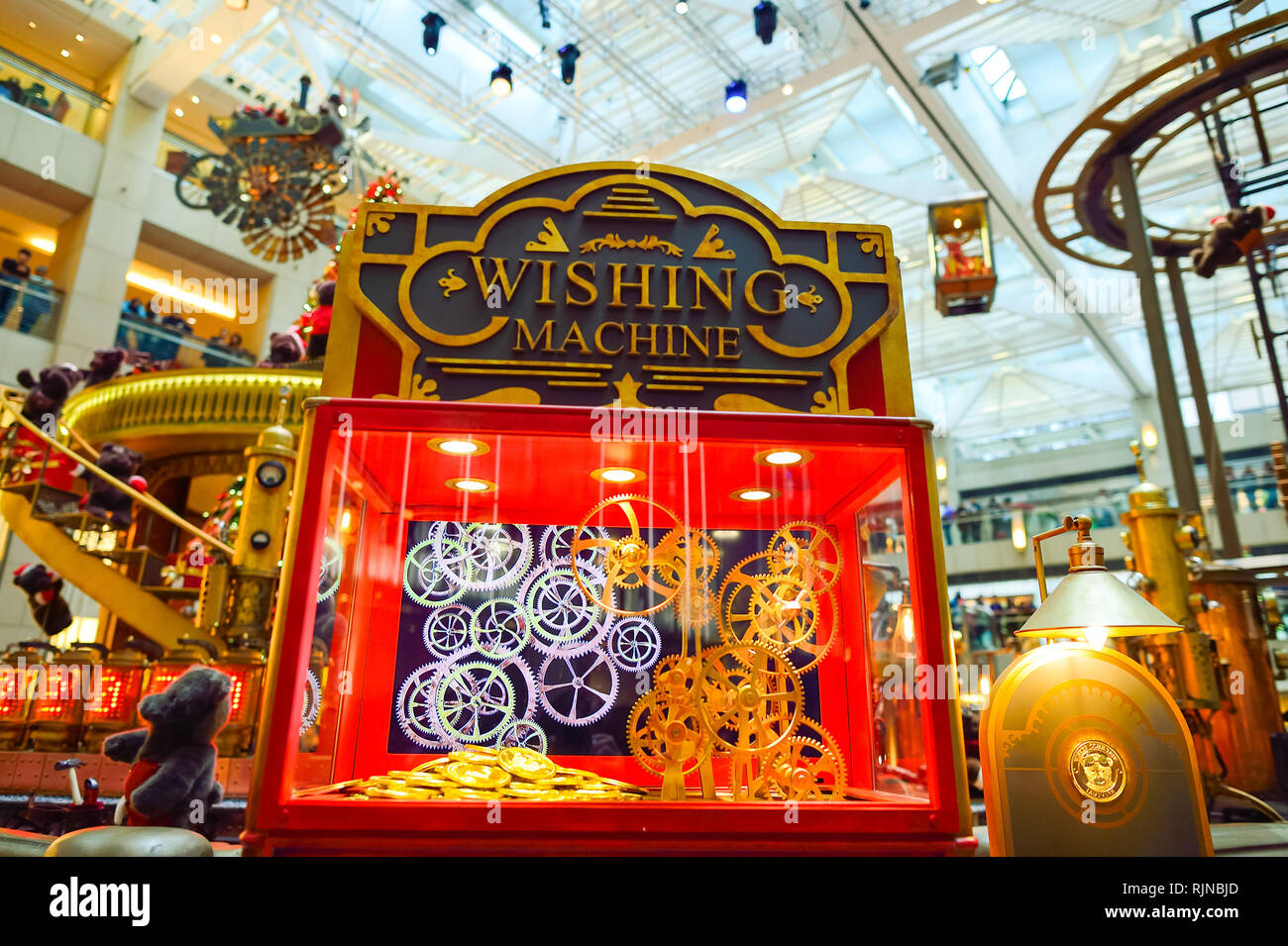 HONG KONG - DECEMBER 25, 2015: interior of the Landmark shopping mall ...