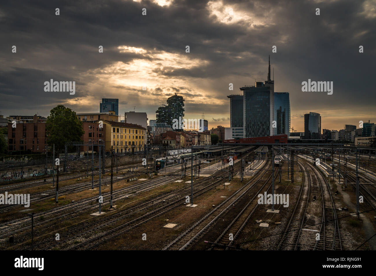 Milano skyline hi-res stock photography and images - Alamy