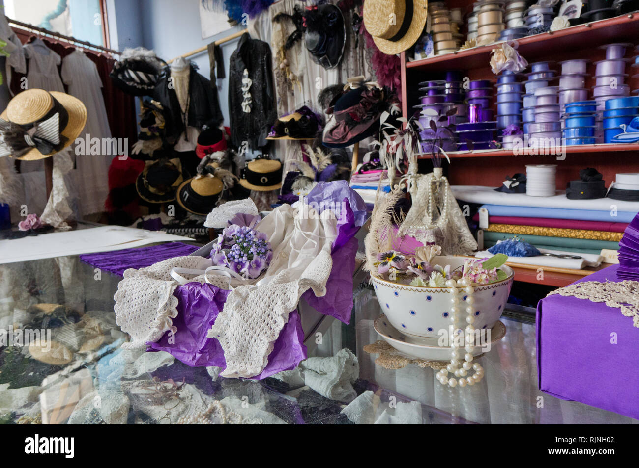 Drapers shop hi-res stock photography and images - Alamy