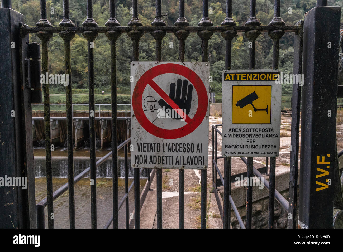 Security gate cctv sign hi-res stock photography and images - Alamy