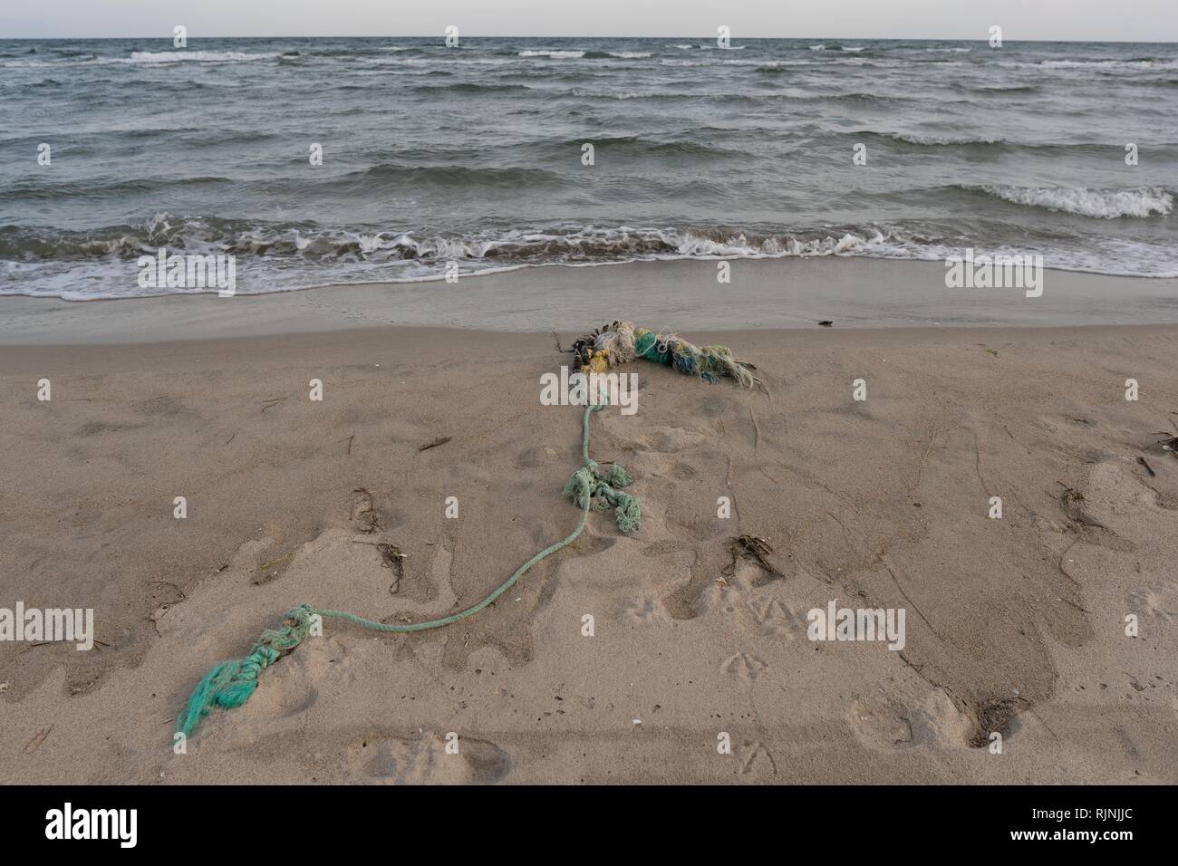 Polluted beach beaches with waste Stock Photo - Alamy