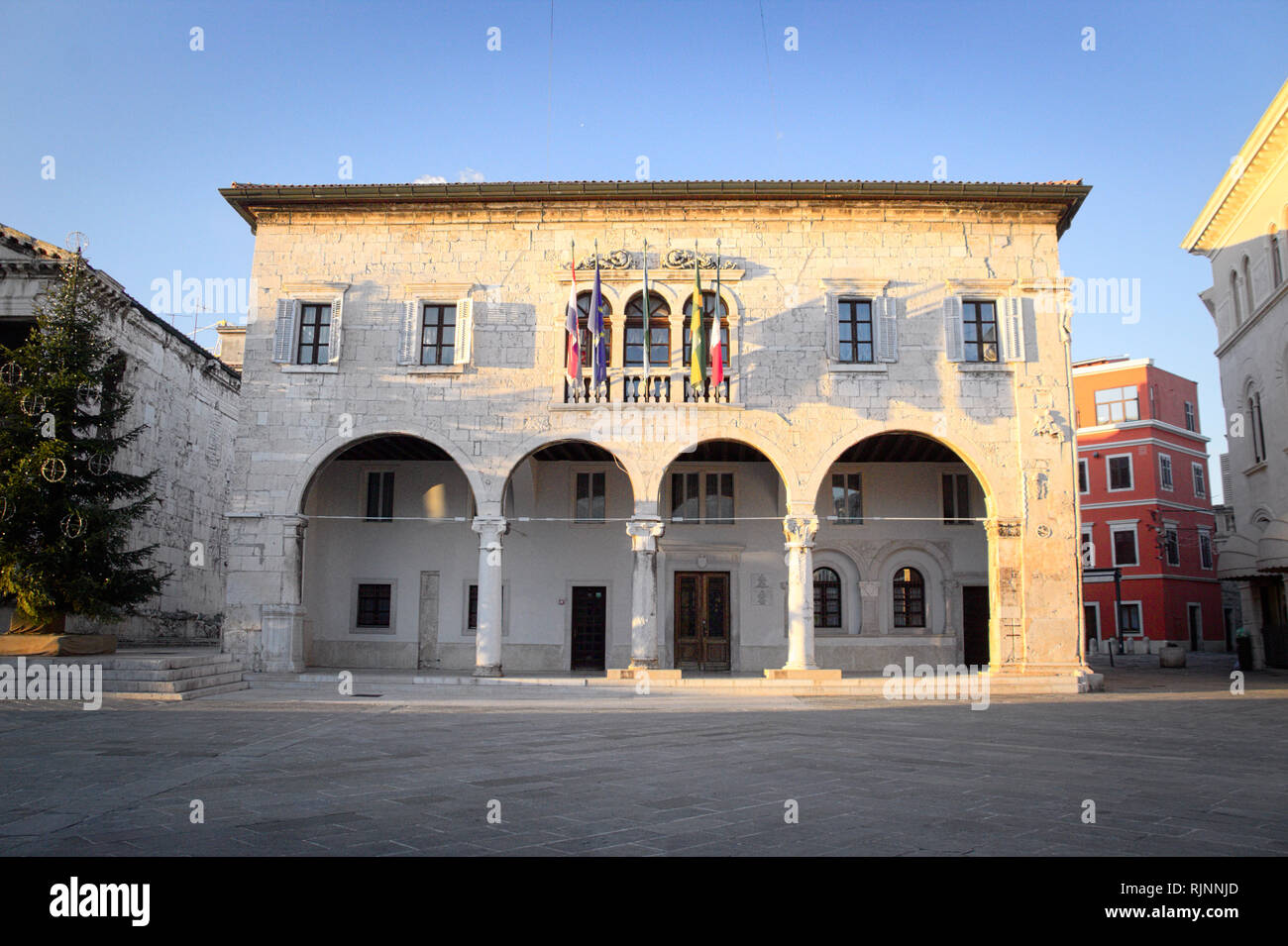 Roman buildings and monuments hi-res stock photography and images - Alamy