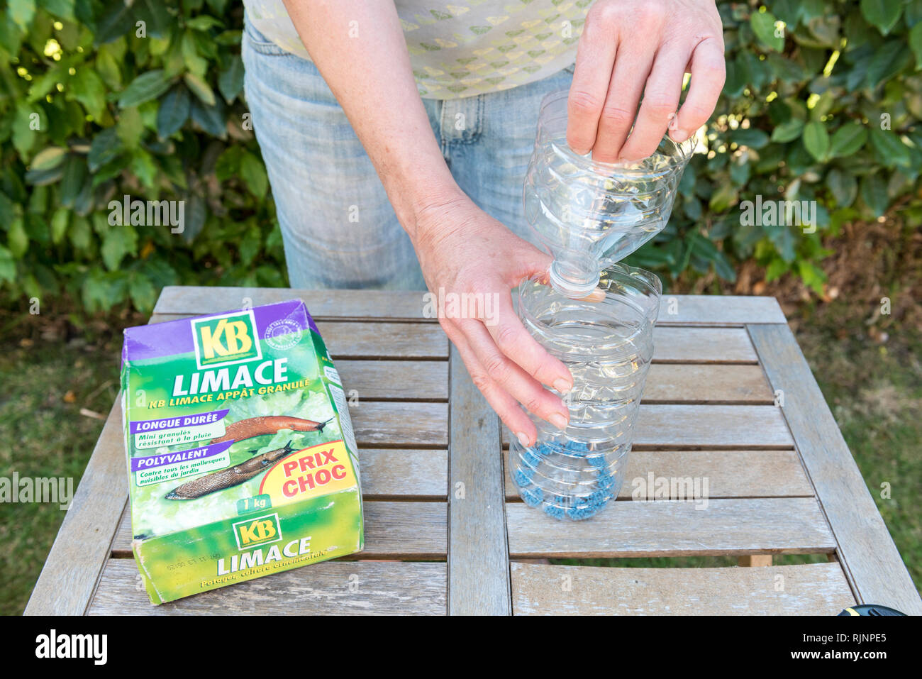 Realization of a slug trap with metaldehyde granules. Place the toxic ...