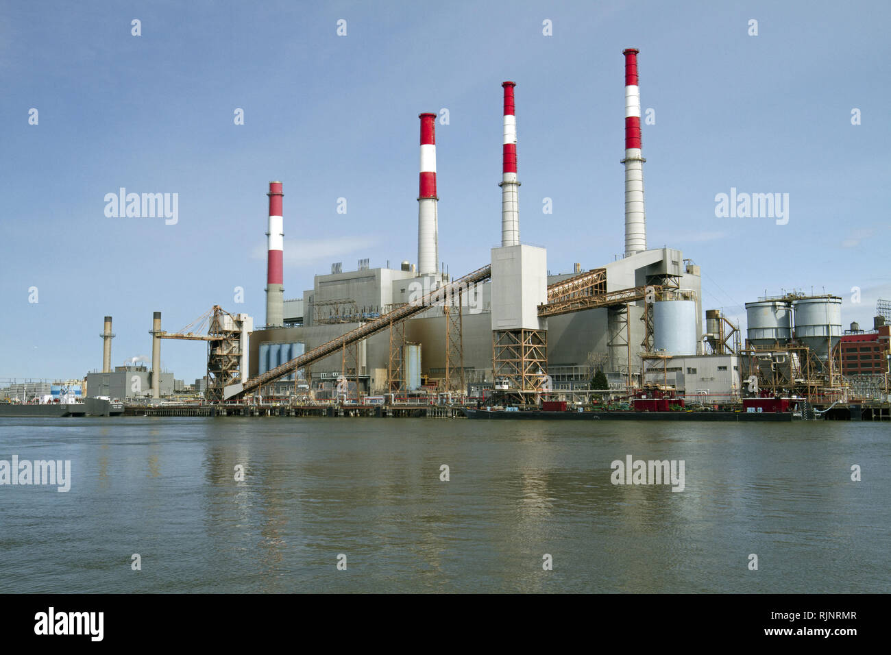 Electrical production plant (Ravenswood generating station) in front of ...