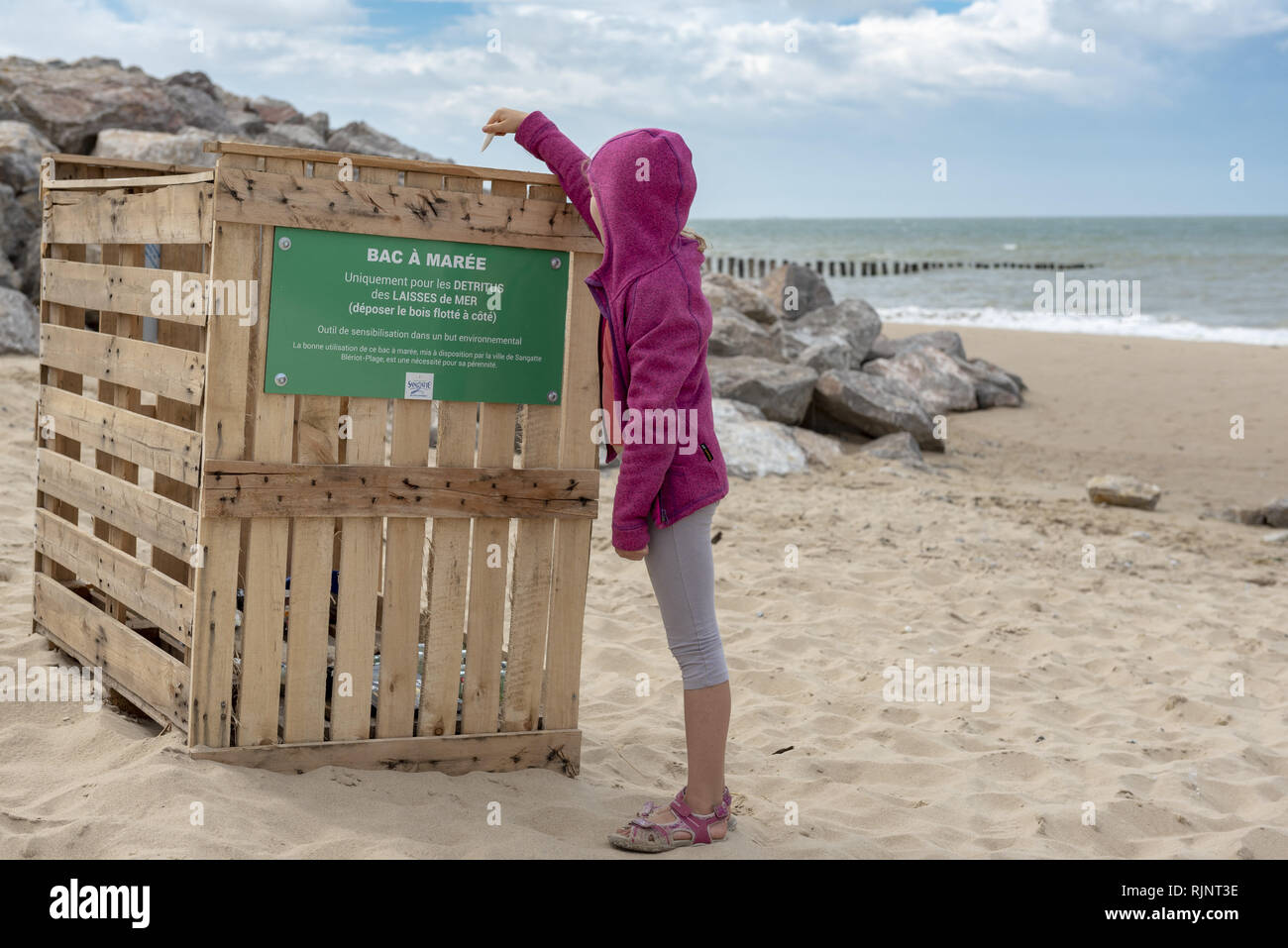 Child throwing garbage hi-res stock photography and images - Alamy
