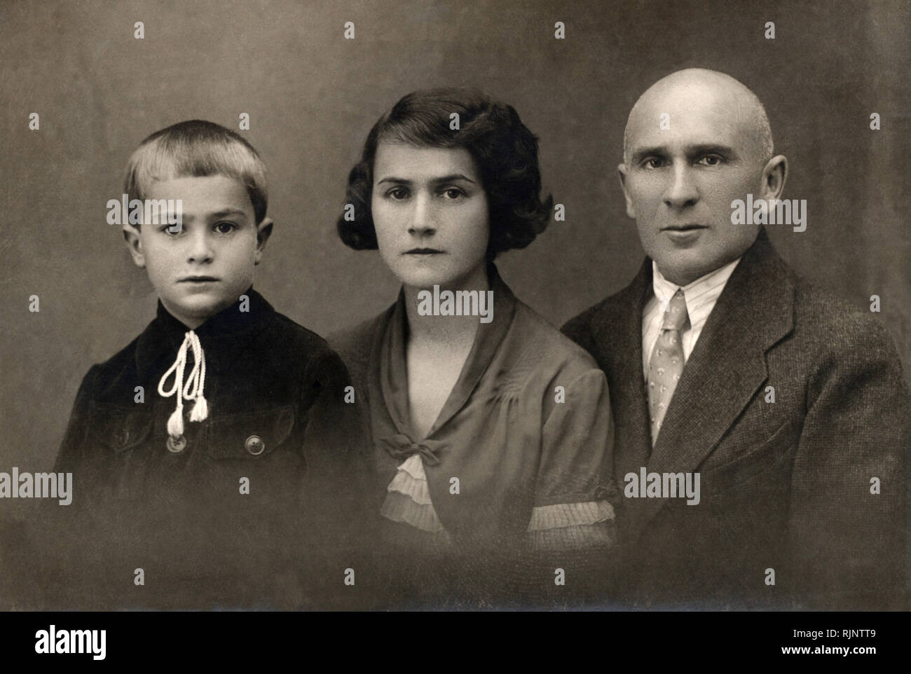 A vintage photo portrait from 1930 of Russian family Stock Photo - Alamy
