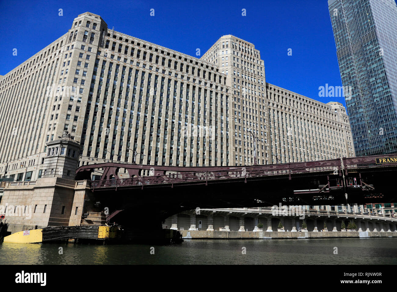 Usa illinois chicago merchandise mart hi-res stock photography and ...