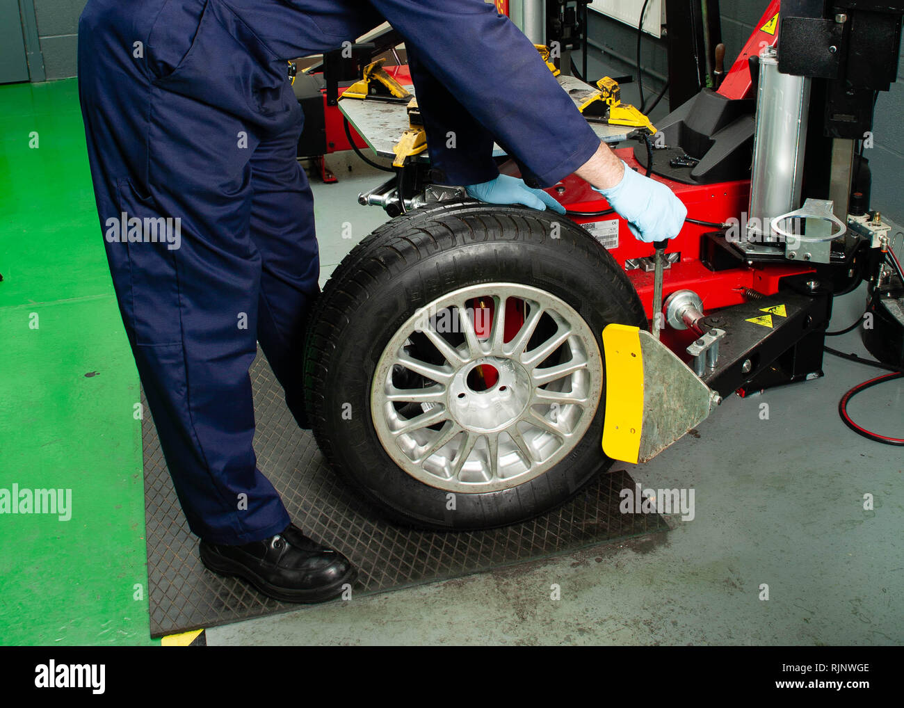 Changing a car tyre Stock Photo - Alamy