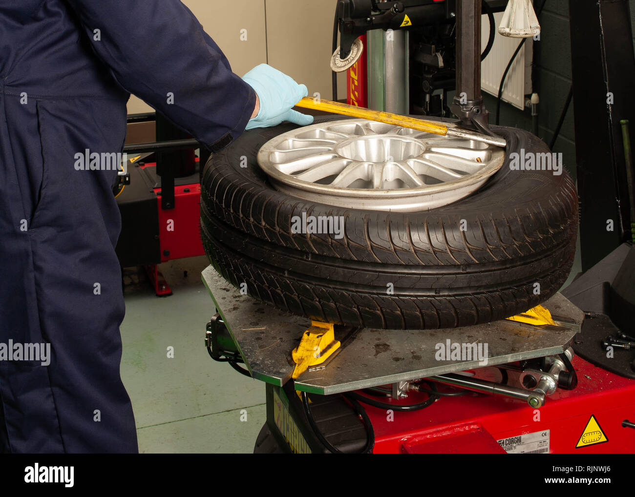 Changing a car tyre Stock Photo - Alamy