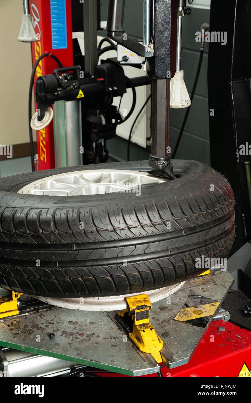Changing a car tyre Stock Photo - Alamy