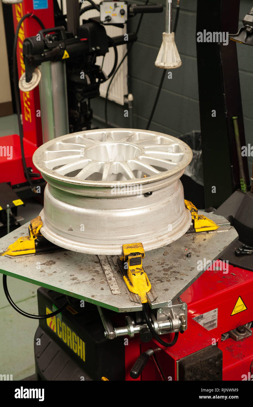 Changing a car tyre Stock Photo - Alamy