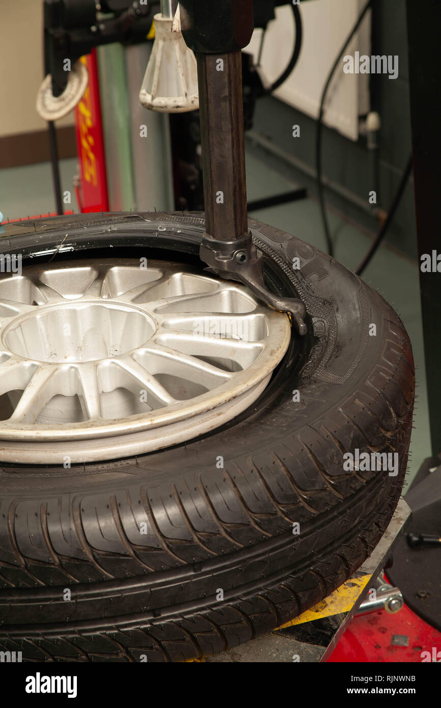 Changing a car tyre Stock Photo - Alamy