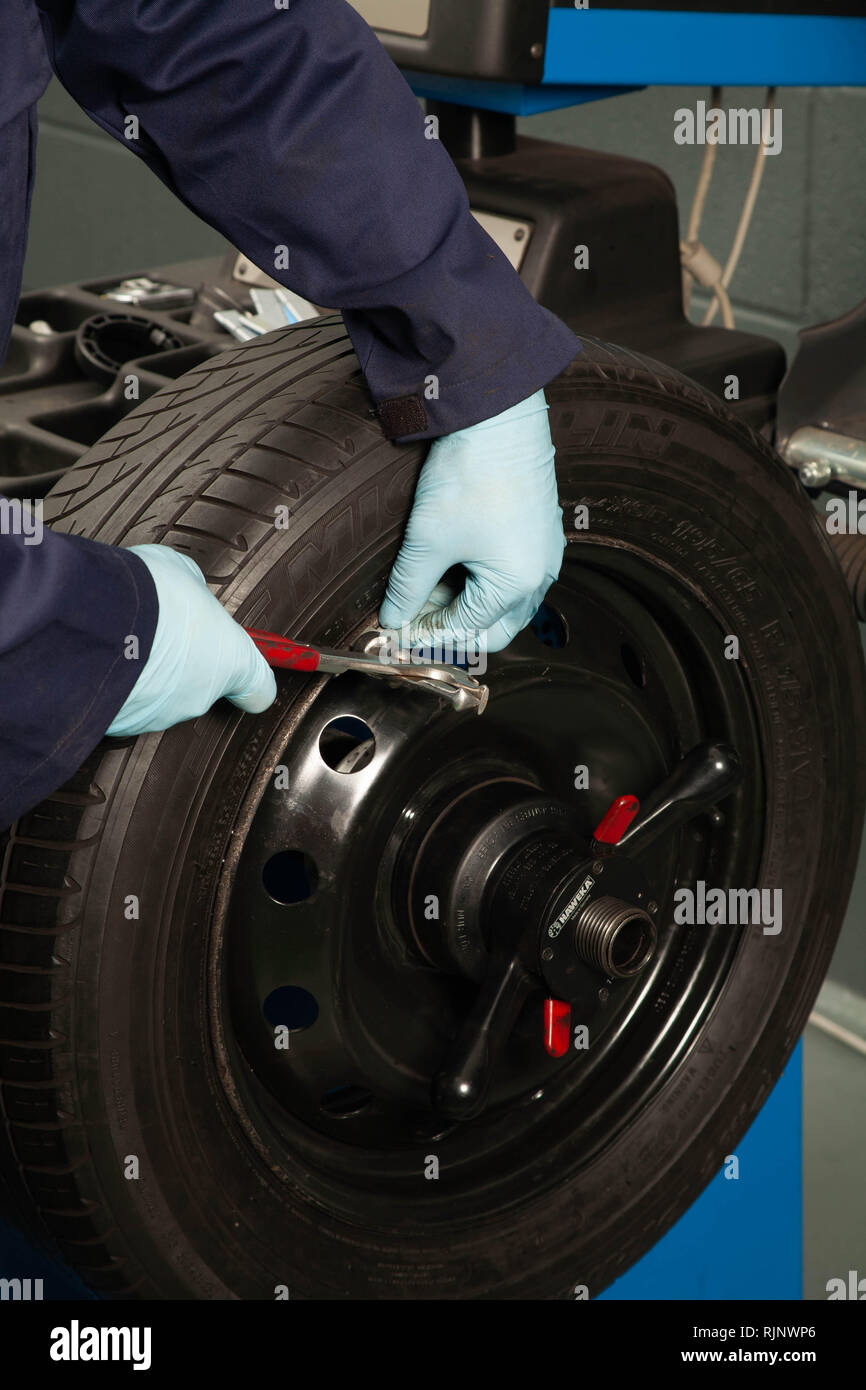 Changing a car tyre Stock Photo - Alamy