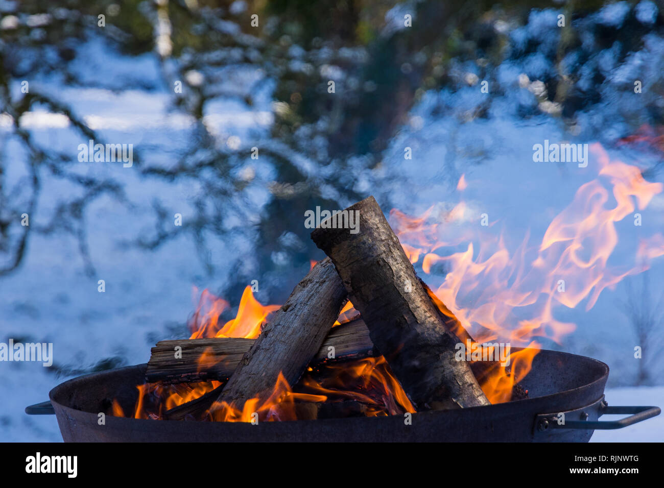 Log fire snow hi-res stock photography and images - Alamy