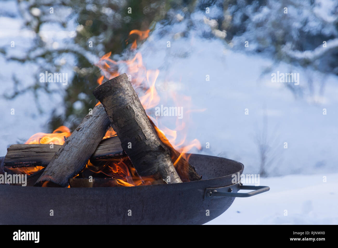 Burning logs in fire bowl hi-res stock photography and images - Alamy