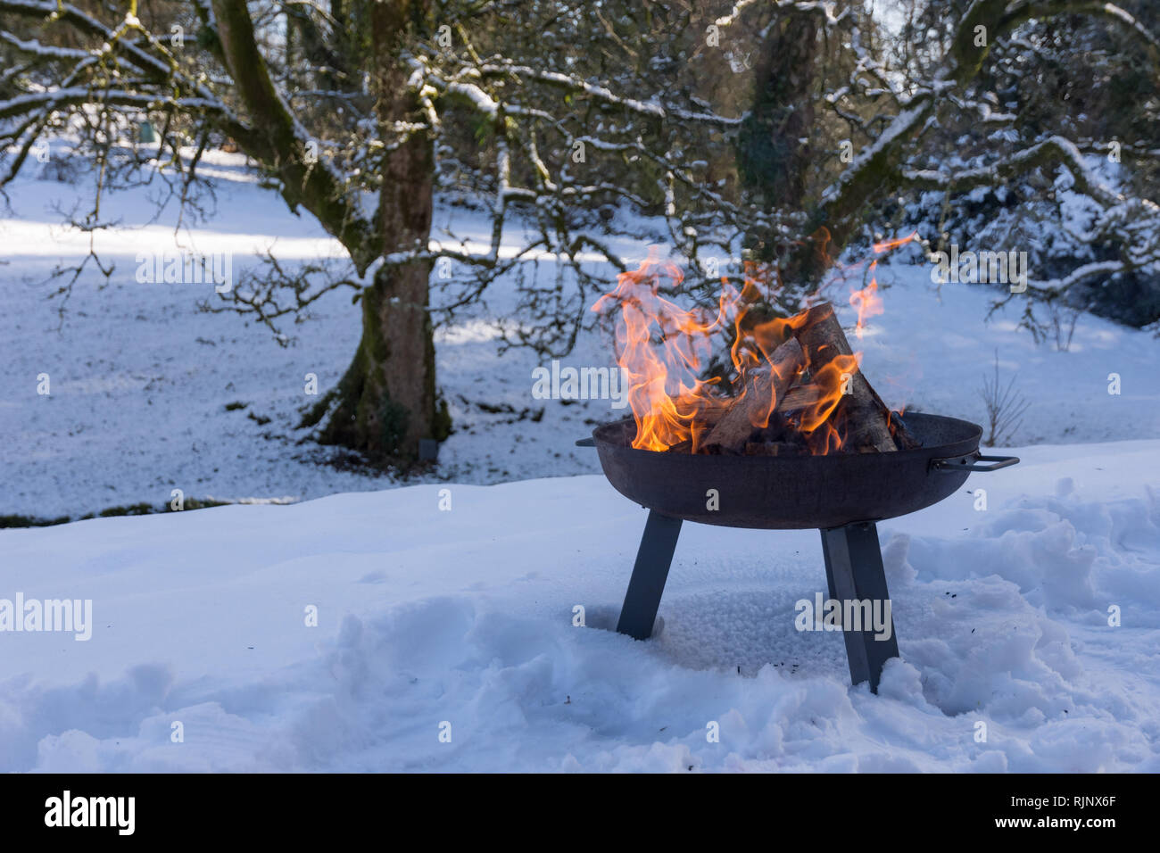Log fire snow hi-res stock photography and images - Alamy