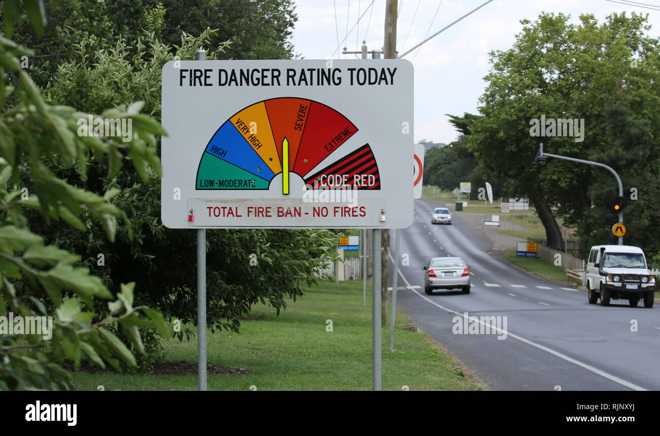 Fire warning sign australia hi-res stock photography and images - Alamy