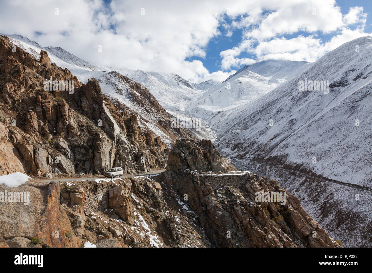 Car on the high altitude road connecting Leh and Khardung La, Ladakh ...