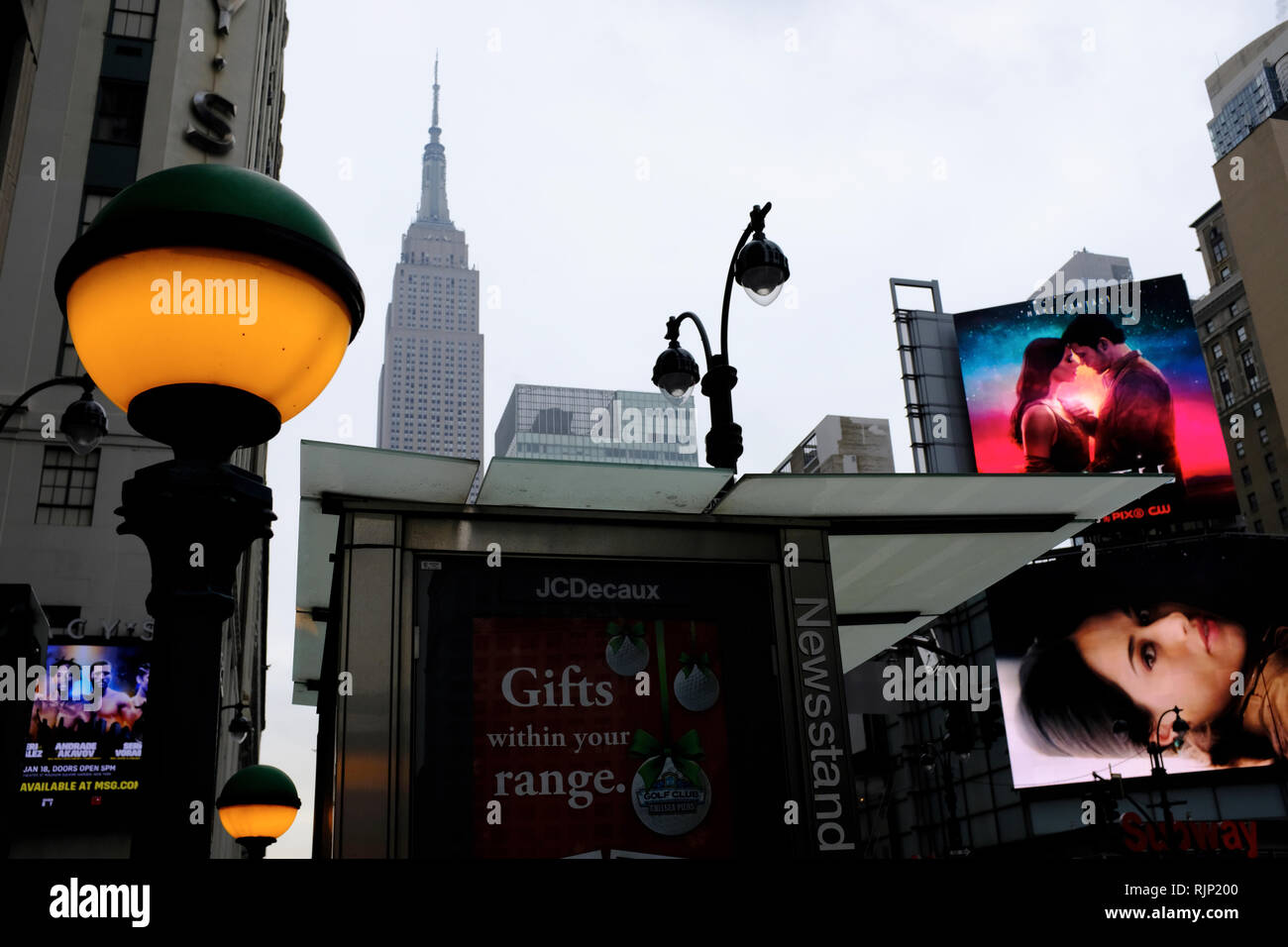 Skyscraper advertising hi-res stock photography and images - Alamy