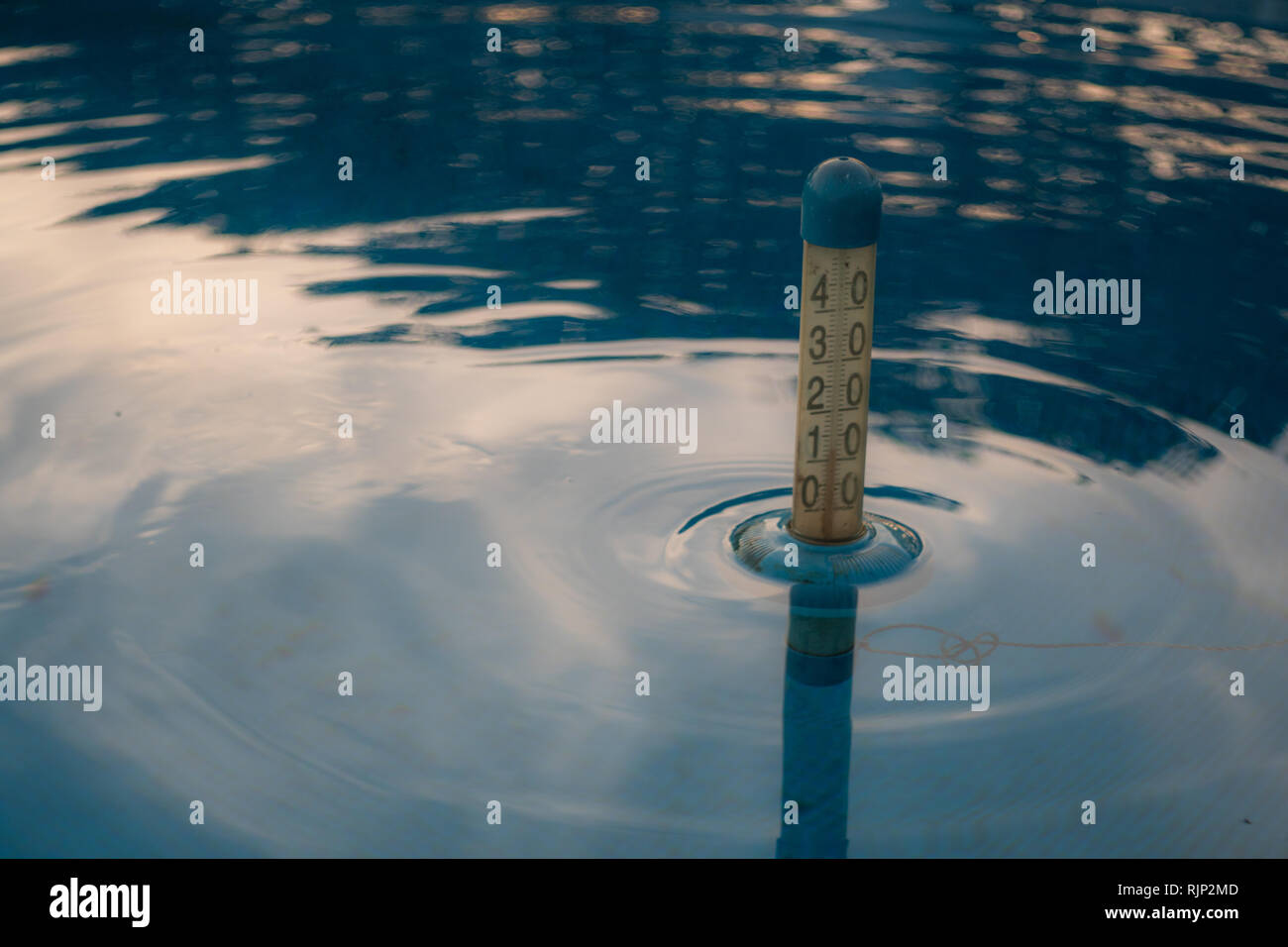 temperature termometer swimming pool Stock Photo - Alamy